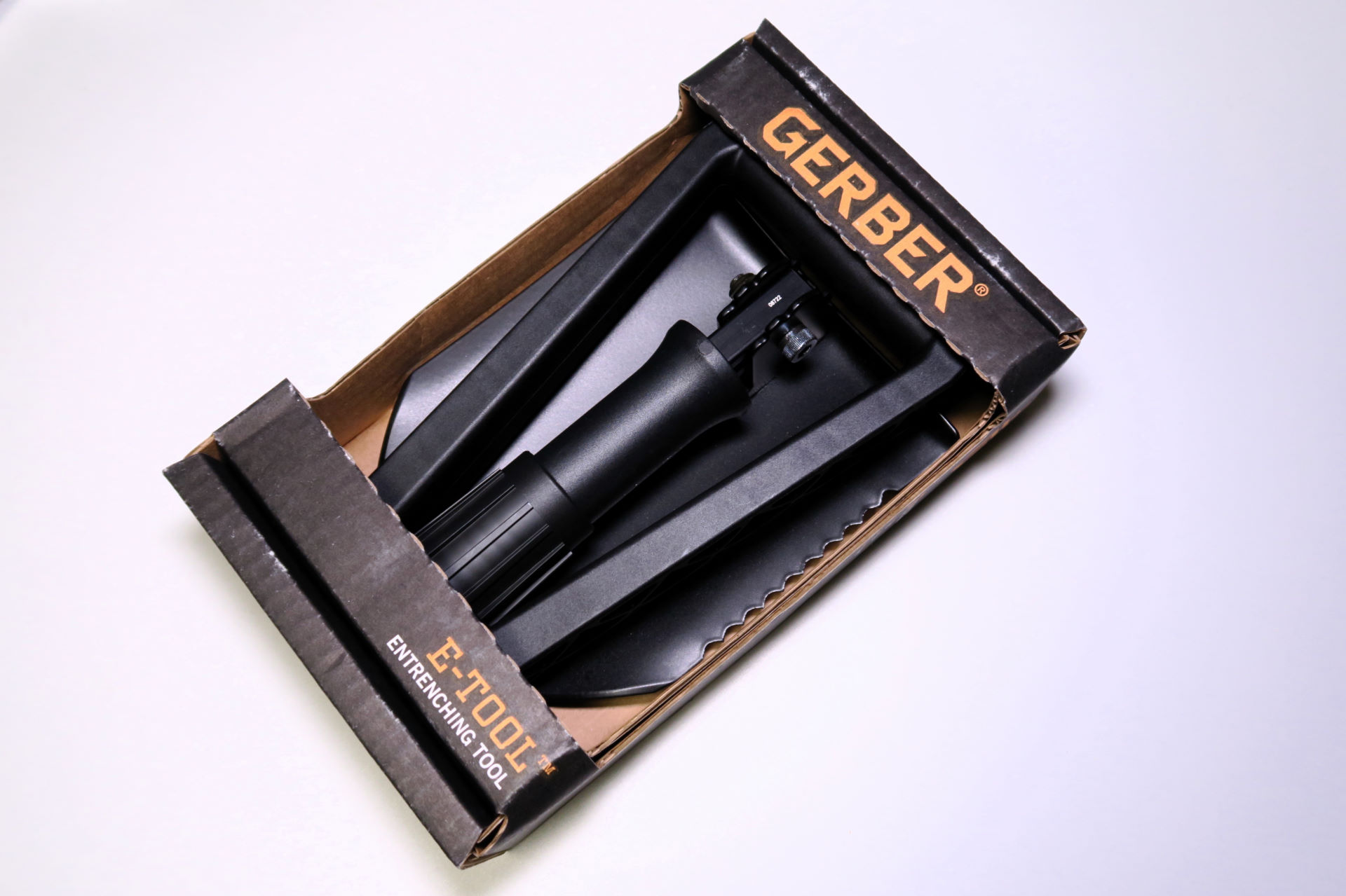 丈夫でコンパクトな折り畳み式シャベル GERBER(ガーバー) Folding Spade E Tool SER 30-000075 | イケ ...