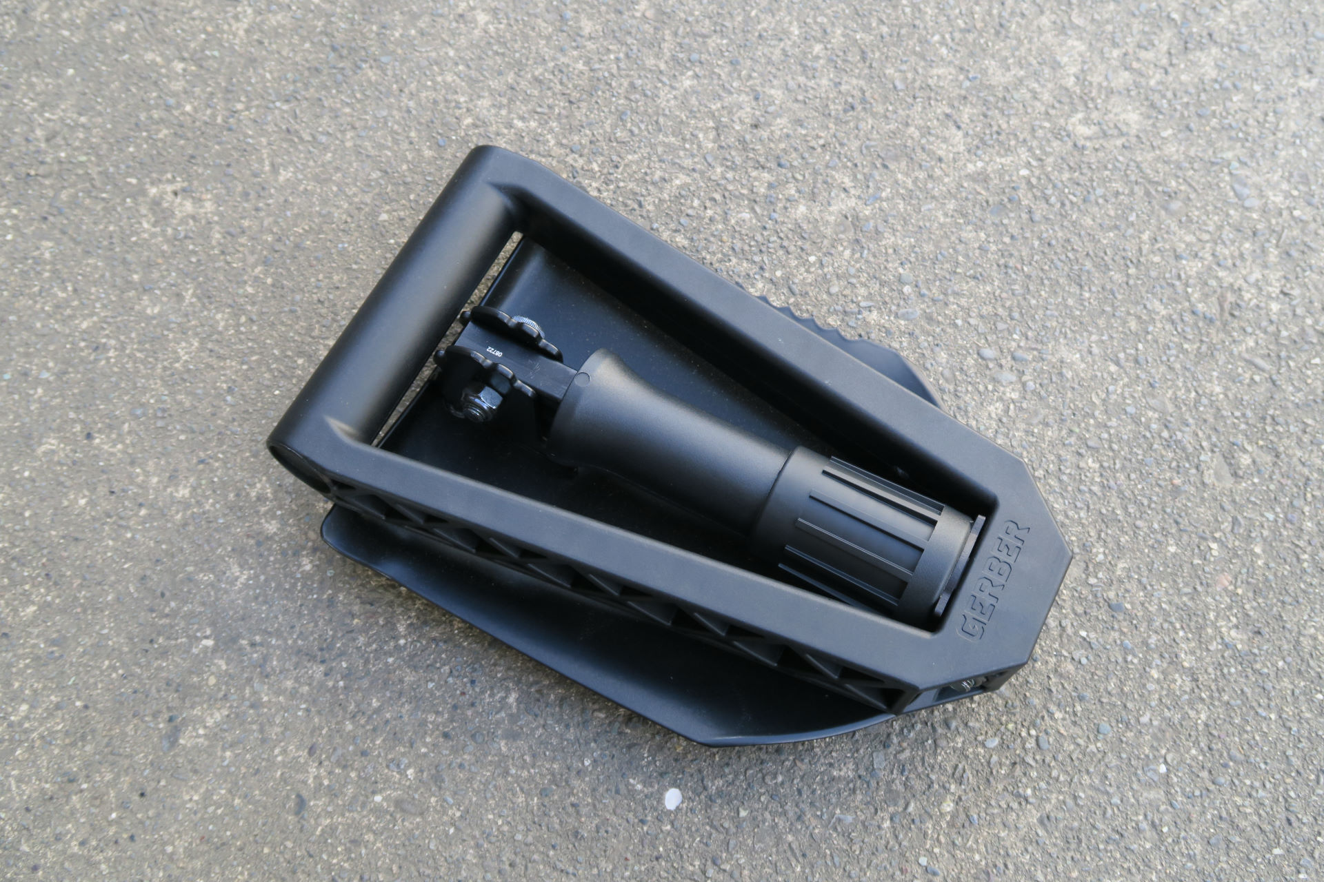 丈夫でコンパクトな折り畳み式シャベル GERBER(ガーバー) Folding Spade E Tool SER 30-000075 | イケ ...