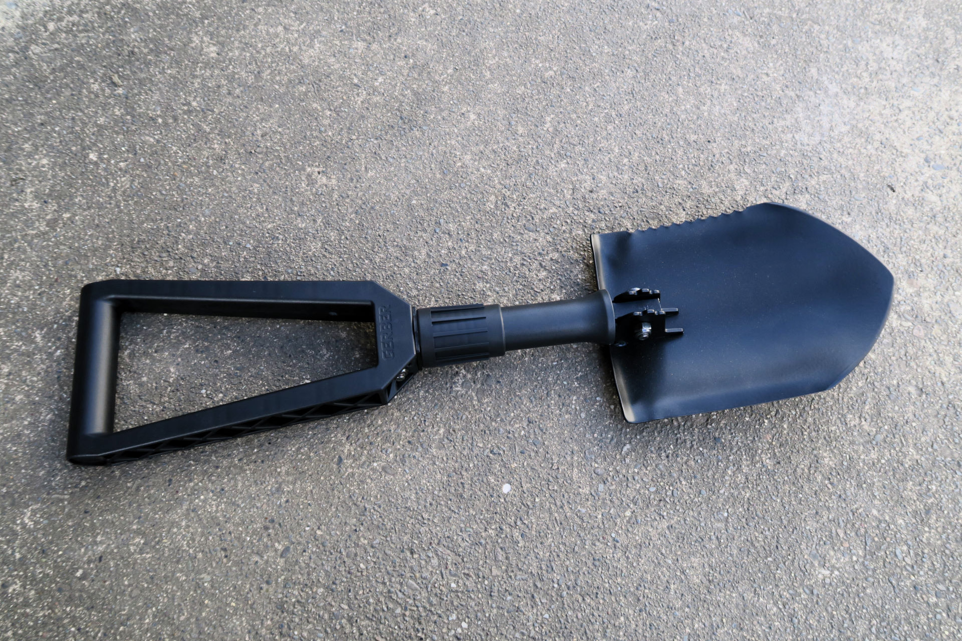 丈夫でコンパクトな折り畳み式シャベル GERBER(ガーバー) Folding Spade E Tool SER 30-000075 | イケイツの新たな日常生活